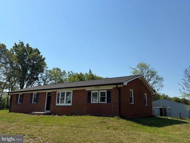 1381 Leetown Rd, Summit Point, WV 25446
