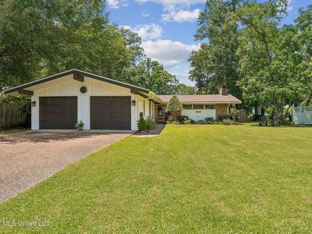 13826 E El Bonito Dr, Ocean Springs, MS 39564