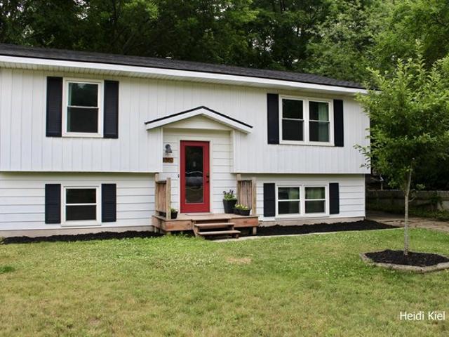 1382 Stanwood Dr NW, Grand Rapids, MI 49534