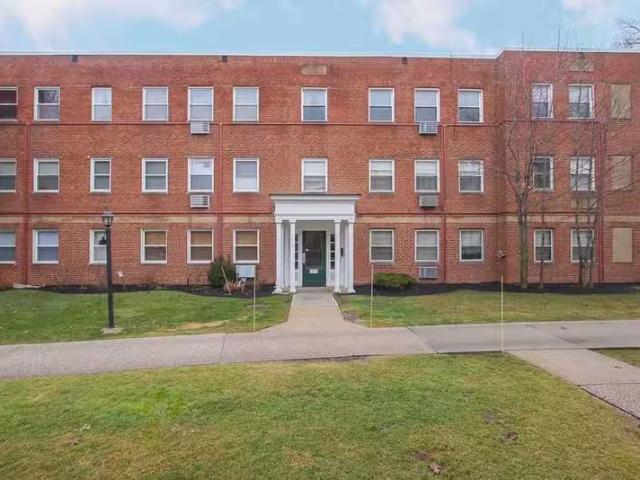 13833 Cedar Rd #306, South Euclid Updated 1 Bed 1 Bath Apart.
