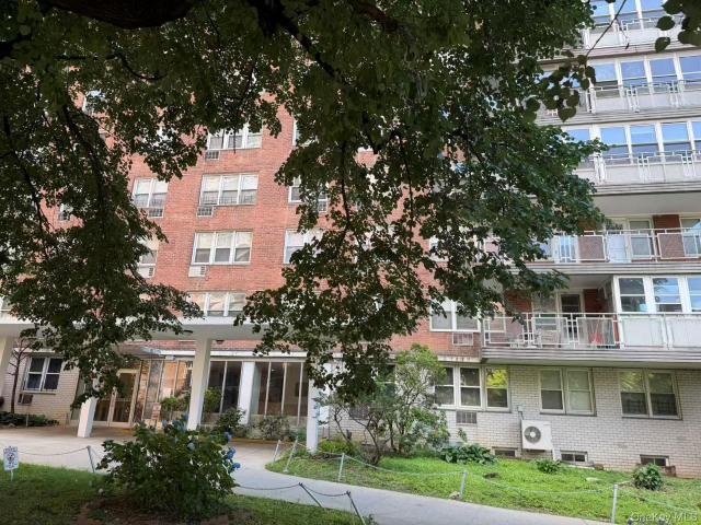 138 10 Franklin Avenue 12D