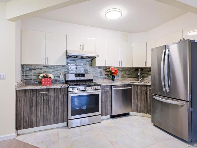 138 12 Northern Boulevard, Unit 7F | Compass