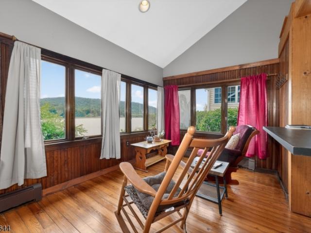 138 Lakeside Dr, West