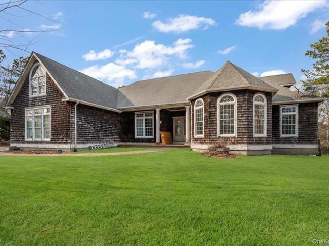 138 Maggie Dr, East Quogue, NY 11942