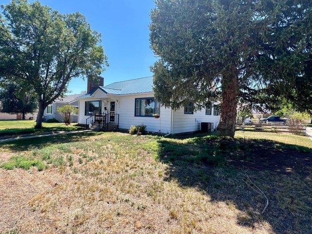 138 N 11th St, Thermopolis, WY 82443