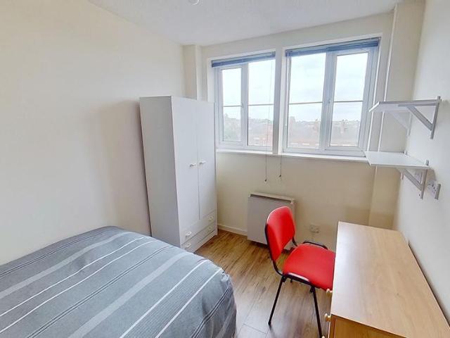 138 North Sherwood Street Flat 4. 5 bed flat to rent £2,925 pcm £675 pw