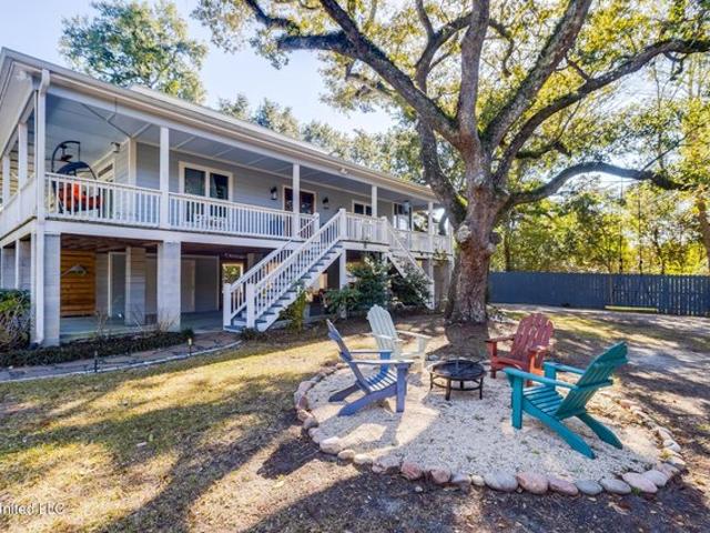 138 Saint Charles St, Bay Saint Louis, MS 39520