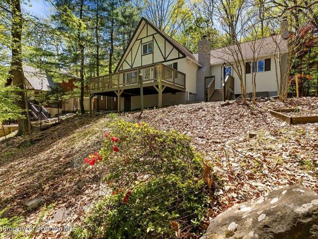 138 Sandstone Dr, Dingmans Ferry, PA 18328