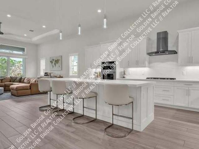 138 SE Palma St, 3 beds, 3 full baths