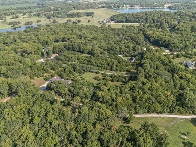 138 Spruce Dr, Linn Valley, KS 66040