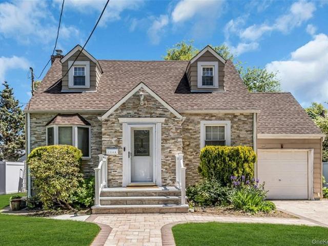 1395 Exeter St, North Baldwin, NY 11510