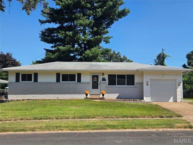1395 Ensenada Dr, Florissant, MO 63031
