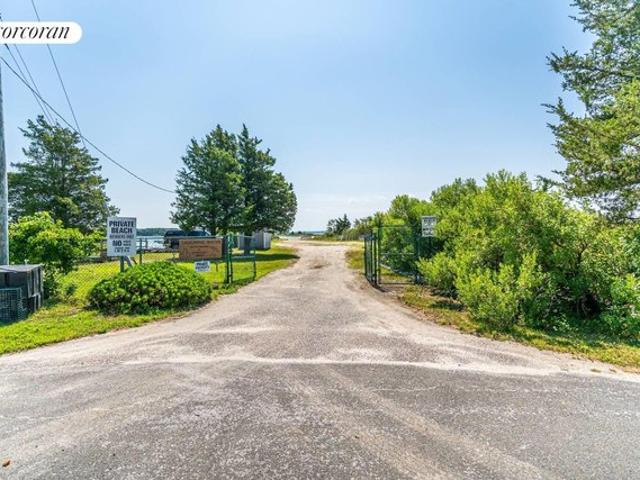 1395 Hiawathas Path, Southold, NY 11971