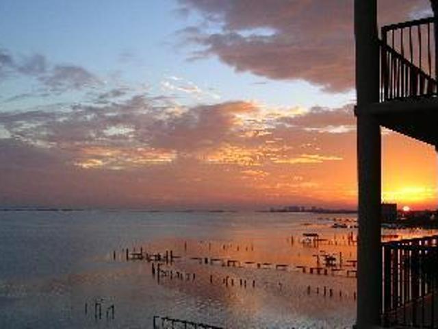 $1395 / 3br Gorgeous Waterfront Condo! SW Pensacola close to NAS