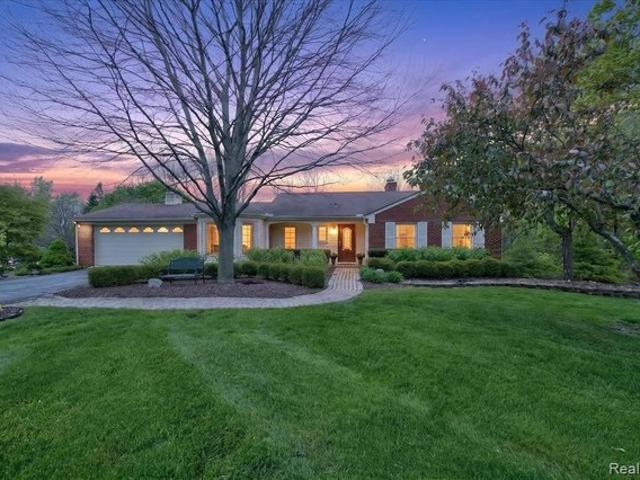 13960 Ridgewood Dr, Plymouth, MI 48170