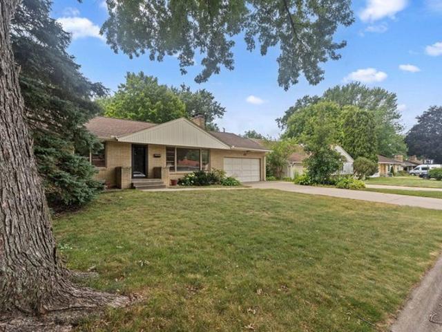 1390 Skillman Ave W, Roseville, MN 55113