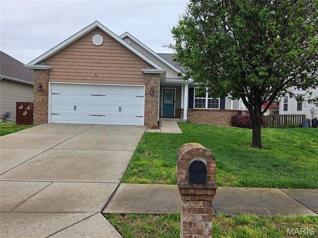 1391 Orchard Lakes Cir, Belleville, IL 62220