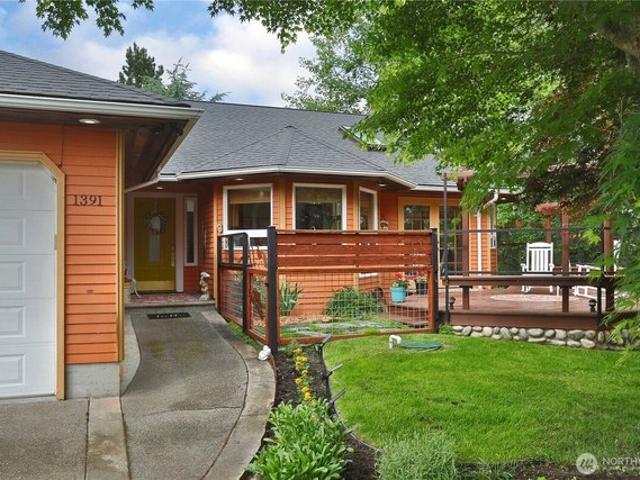 1391 Pelican Ct, Freeland, WA 98249
