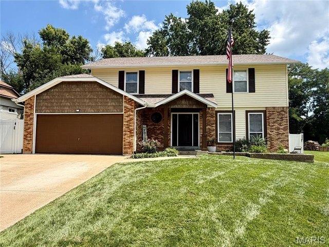 1392 Timothy Ridge Dr, Saint Charles, MO 63304
