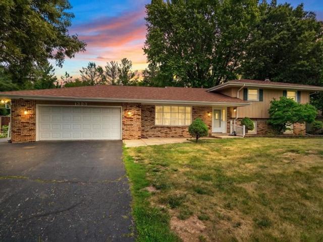 1393 Bryn Mawr St, Rockford, IL 61107