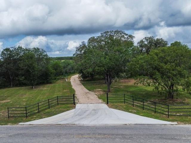 1393 Fox Trotter Rd, Seguin, TX 78155