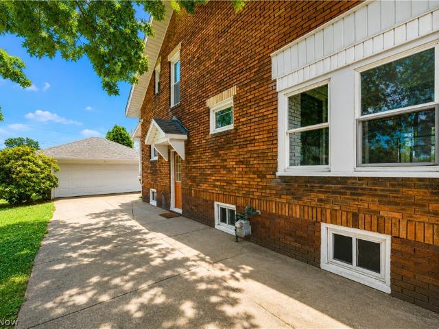 139 East Avenue NE