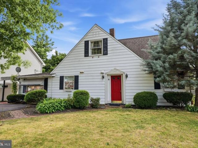 139 Northpark Dr, Levittown, PA 19054