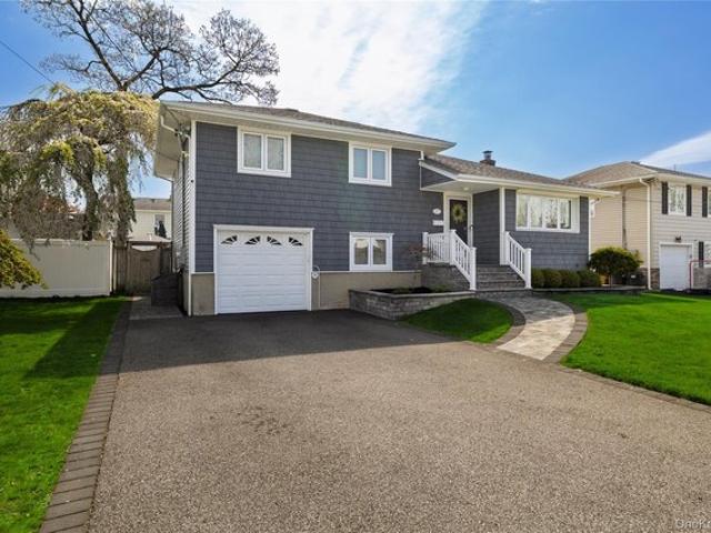 17 6th Ave, Massapequa Park, NY 11762