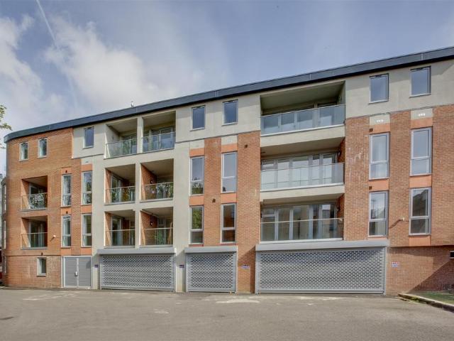 17 19 Frogmoor, High Wycombe HP13 2 bed apartment to rent £1,550 pcm £358 pw