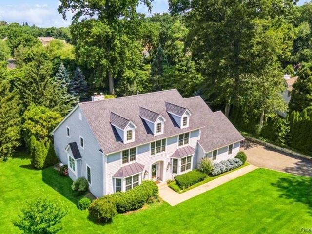 17 Tappanwood Dr, Locust Valley, NY 11560