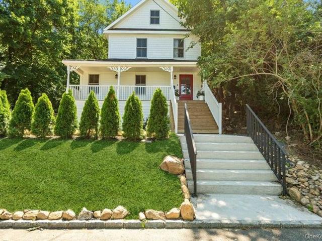 17 Tatterson St, Roslyn, NY 11576