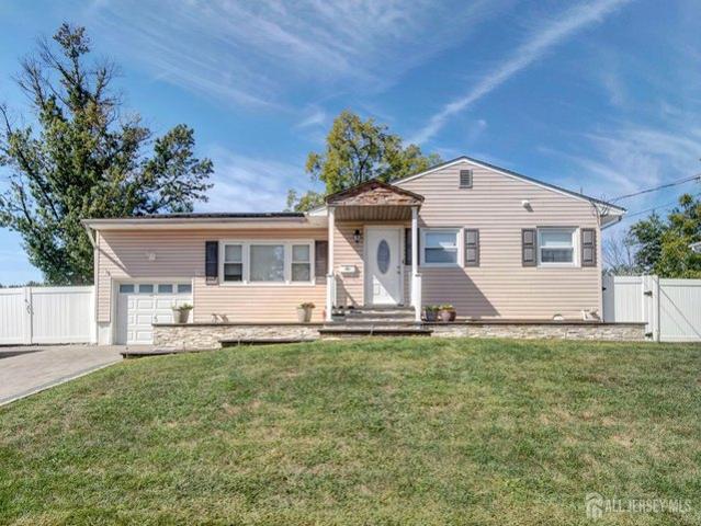 17 Thelma Ct, Woodbridge, NJ 07067