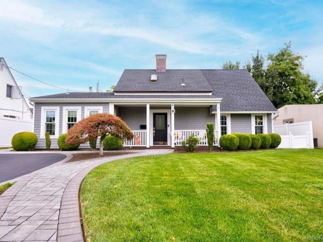 17 Trapper Ln, Levittown, NY 11756