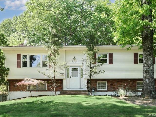17 Twin Lakes Dr, Airmont, NY 10952