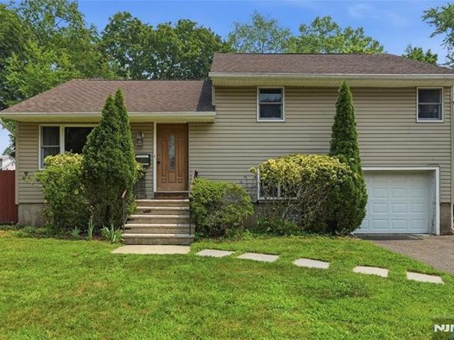 17 Van Ct, Waldwick, NJ 07463