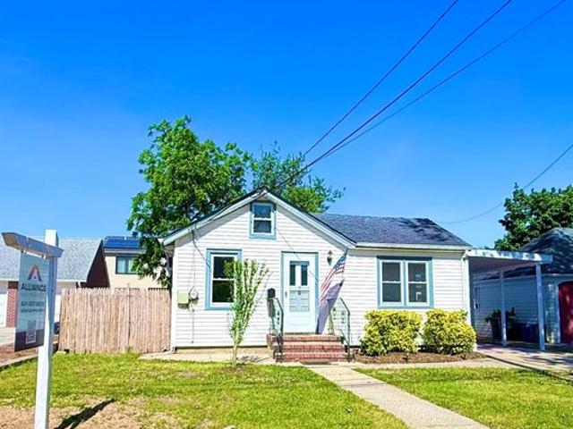 17 W 2nd St, Deer Park, NY 11729
