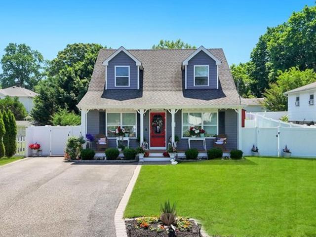 17 Walnut Rd, Kings Park, NY 11754