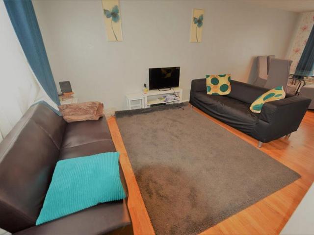 17 Woodbridge Lawn 5 bed house to rent £1,495 pcm £345 pw