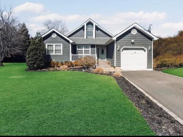 17 Woodlawn Ave, East Moriches, NY 11940