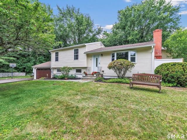 17 Woodlawn Rd, Monroe, CT 06468