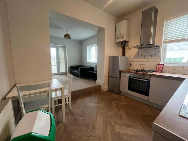 17 Woodland Terrace, Plymouth PL4 1 bed apartment to rent £1,231 pcm £284 pw