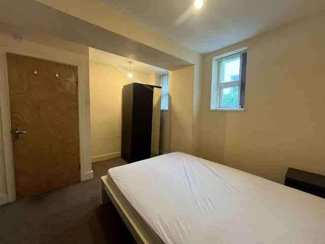 17 Woodland Terrace, Plymouth PL4 1 bed flat to rent £1,023 pcm £236 pw