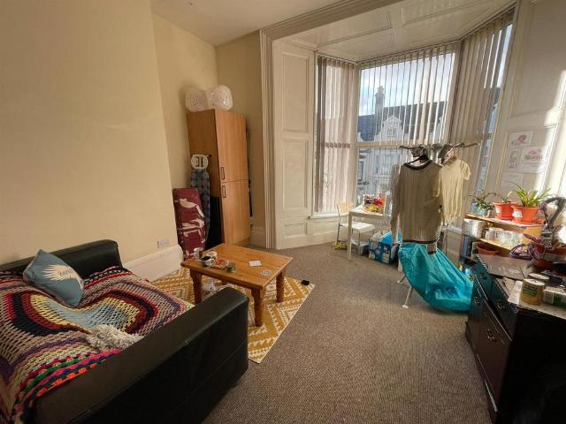 17 Woodland Terrace, Plymouth PL4 2 bed apartment to rent £1,309 pcm £302 pw