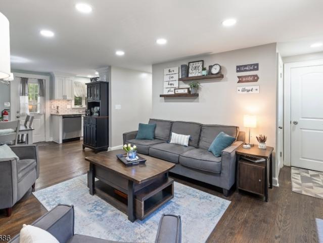 17 Woodstone Rd