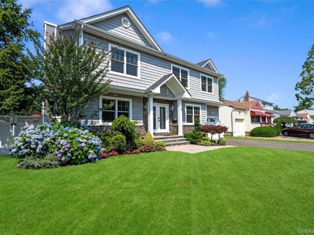 17 Woodwaye Rd, Plainview, NY 11803