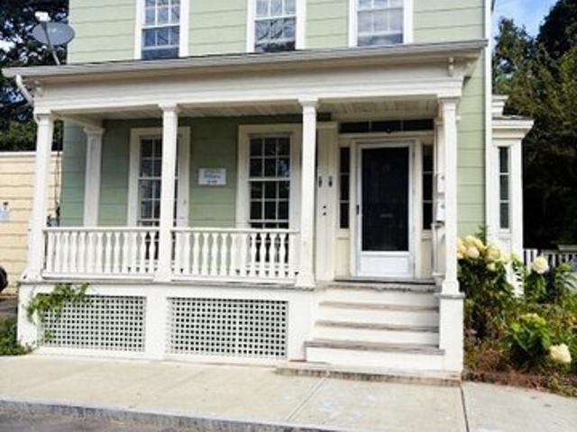 17 Amity St, New London, CT 06320