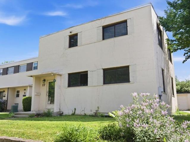 17 Andover Rd, Greenhills, OH 45218