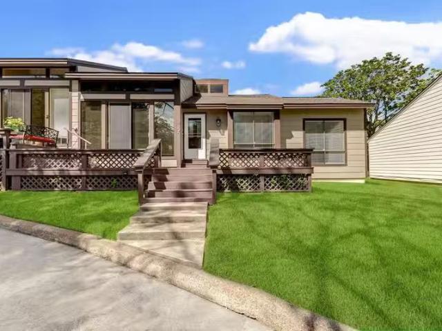 17 April Point Dr N, Montgomery, TX 77356