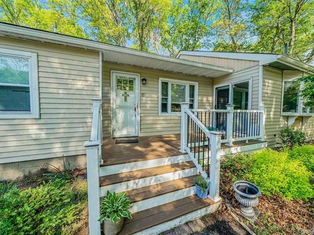 17 Arnold Dr, Middle Island, NY 11953
