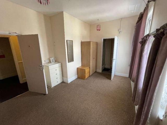 17 bed house for sale